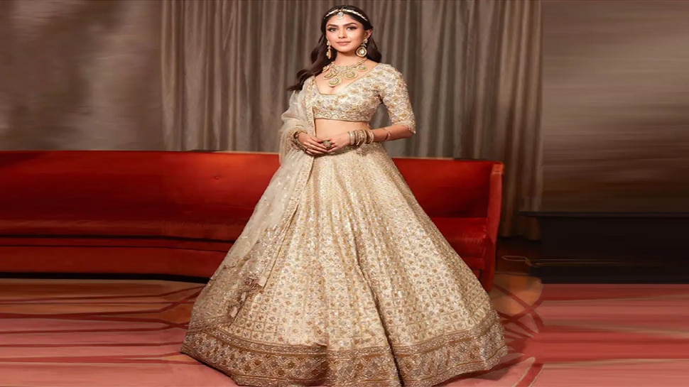 Mrunal Thakur look bold in traditional photo