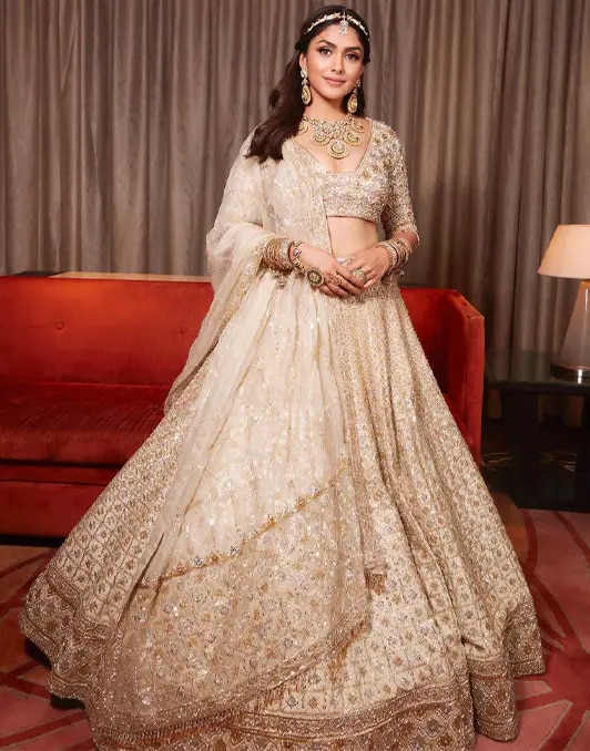 Mrunal Thakur look bold in traditional photo