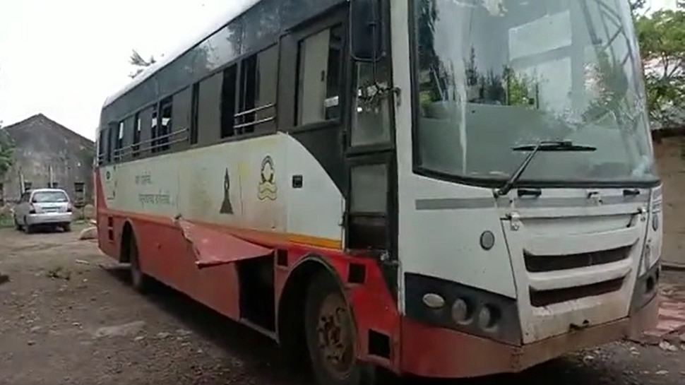 buldana news st bus cut hands of two youths critical condition
