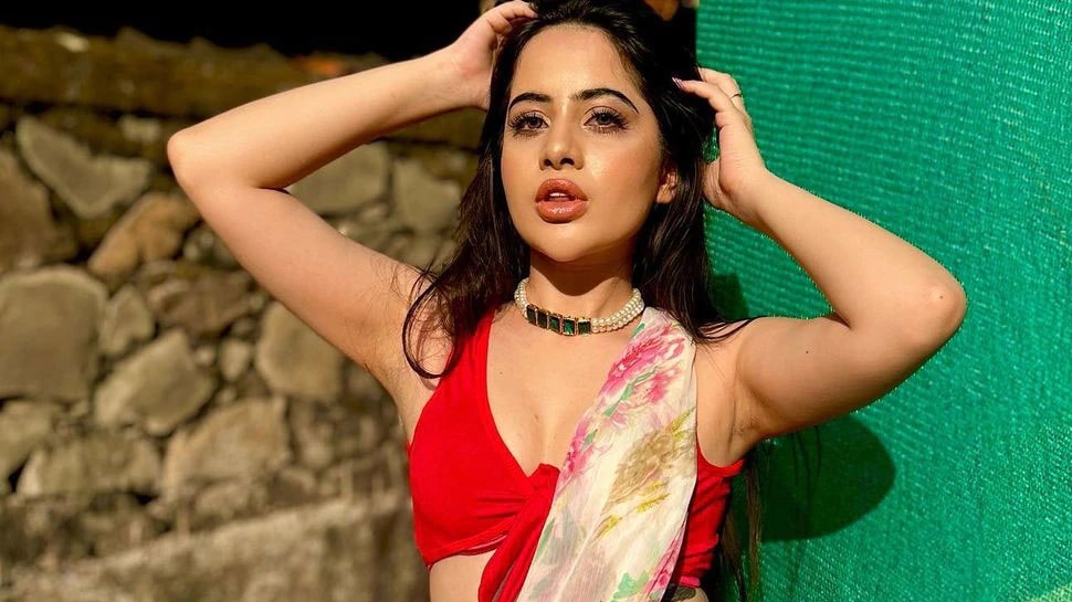 hot and bold urfi javed cross all the limits and reached to airport JMP