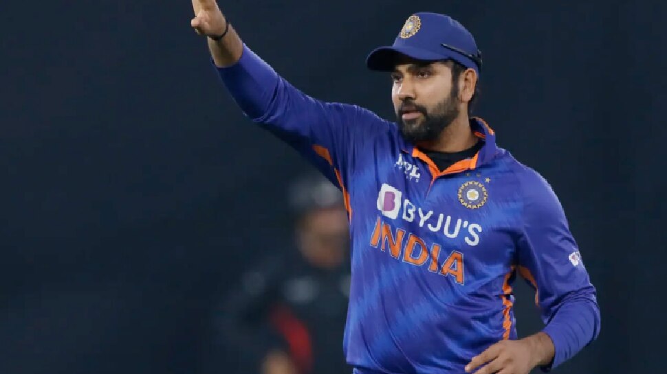 Rohit Sharma cricket fan crossed all limits and touched his feet on the ...