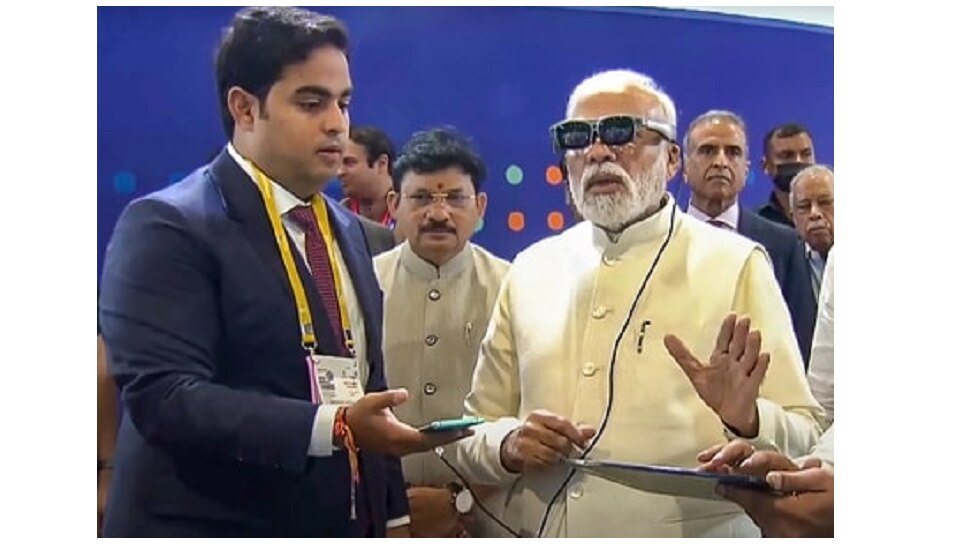 pm narendra modi experiences jio glass at 5g launch in imc 2022 check ...
