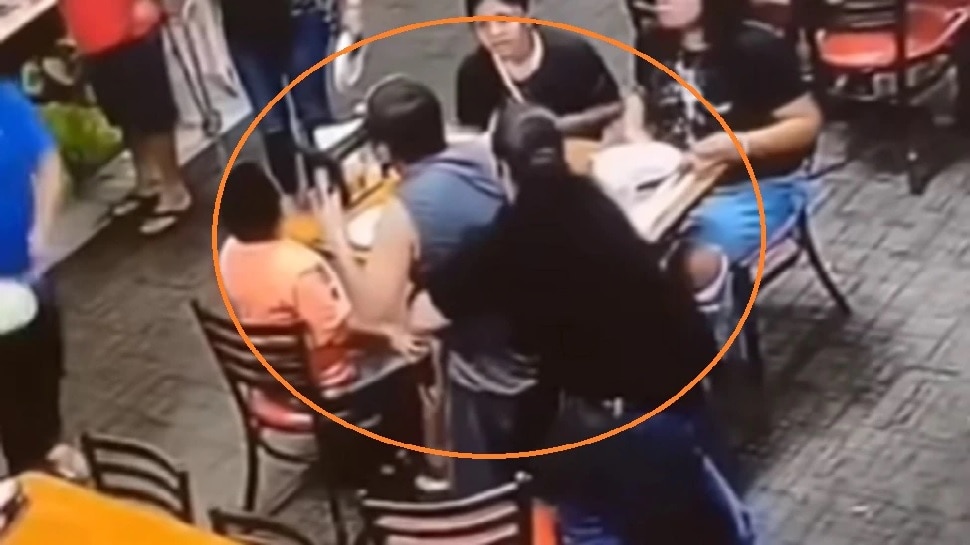 food stuck in customer waitress heimlich treatment save life viral video
