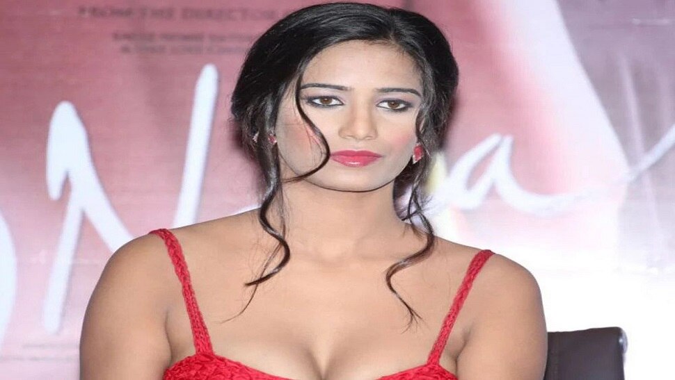 poonam pandey glamrous look video goes viral wearing black saree went viral