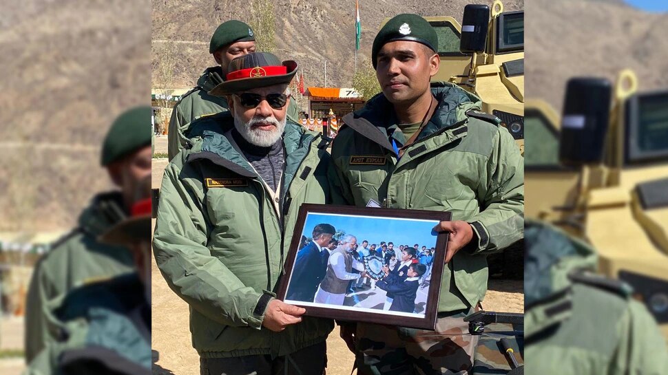 pm modi celebrate diwali with indian army at kargil major amit gift photo