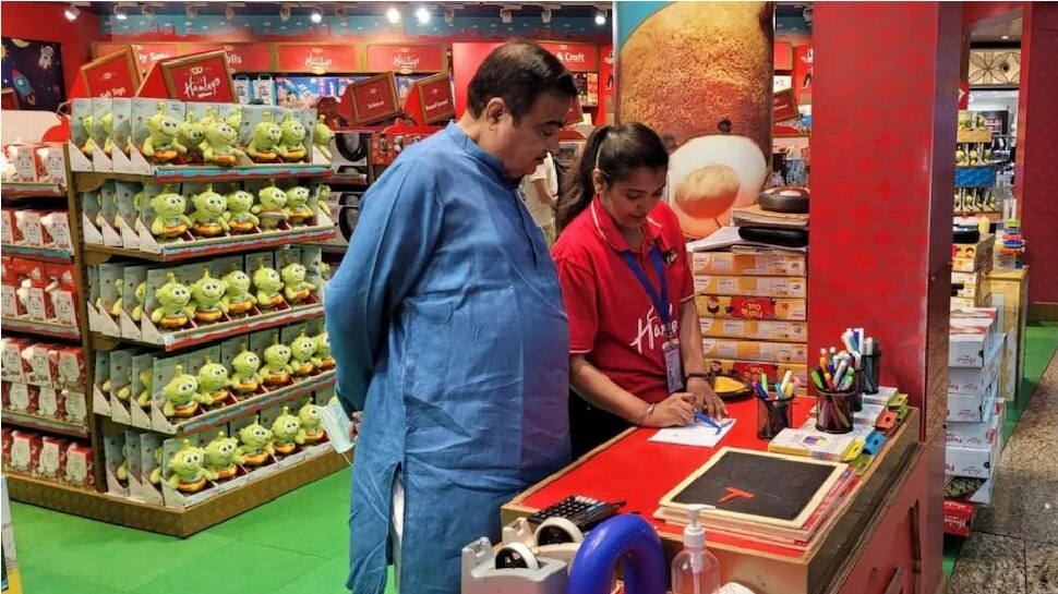 Nitin Gadkari reached toy shop to buy a gift for his grandson