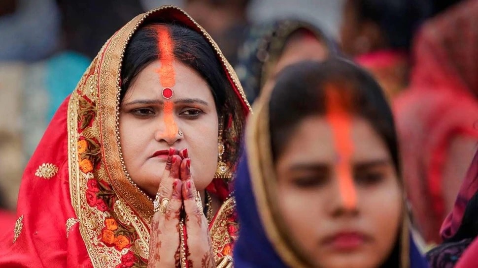 chhath-puja-2022-why-women-apple-orange-sindor-during-vrat sc