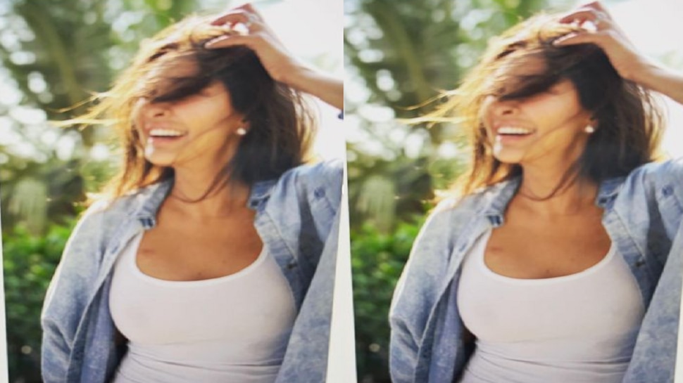 Seeing the short hair of actress Lisa Ray removed from the show the ...