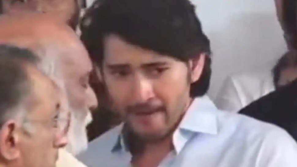 South indian Superstar Mahesh Babu crying like a child at Fathers funeral