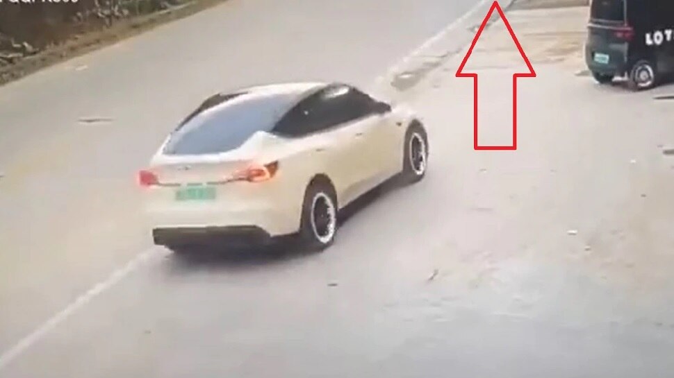 Tesla driverless car crashes on the road shocking video viral on social ...
