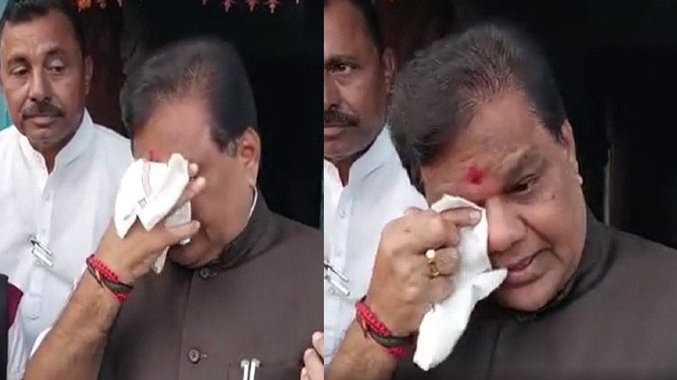 health minister tanaji sawant gets emotional while helping students who ...