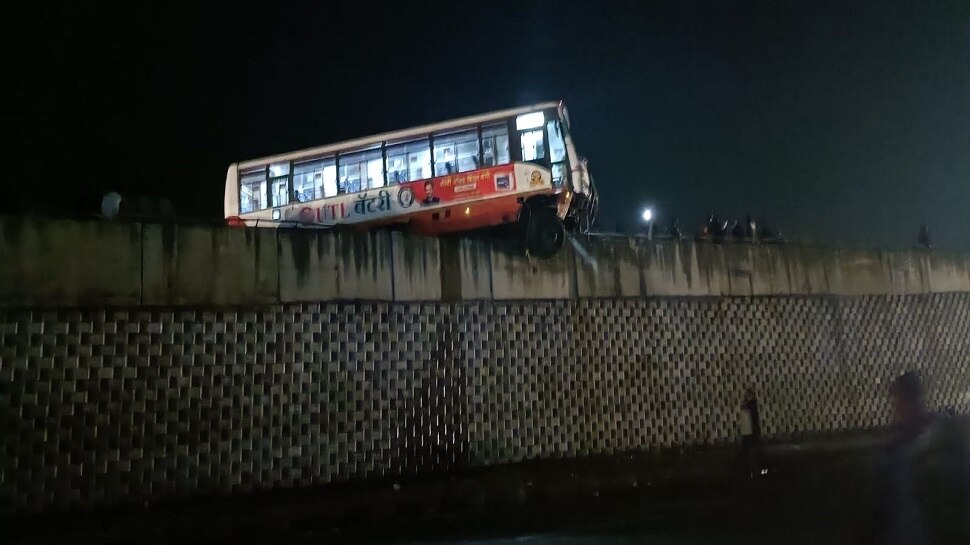 ST bus accident on Amravati Nagpur highway vk एसटी बसचा विचित्र अपघात ...