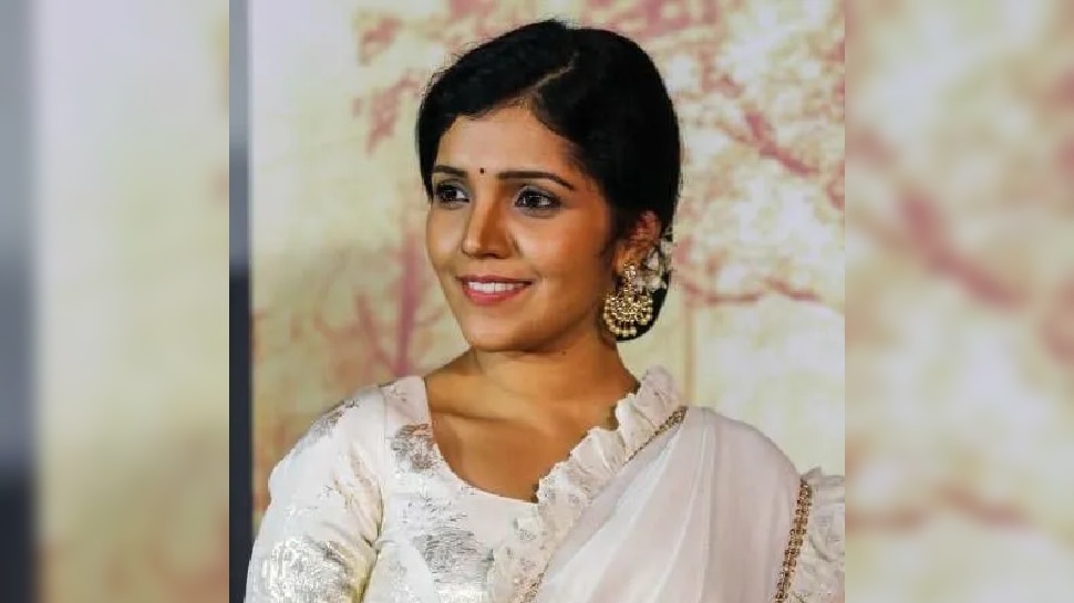 Mukta Barve Travelling By Public Tranport Says Best Is The Best in ...