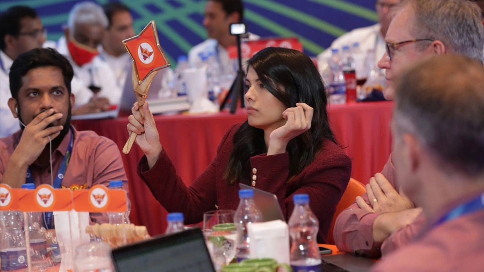 IPL Auction 2023 मध्ये या मिस्ट्री गर्लची एकच चर्चा Photo होतायत ...