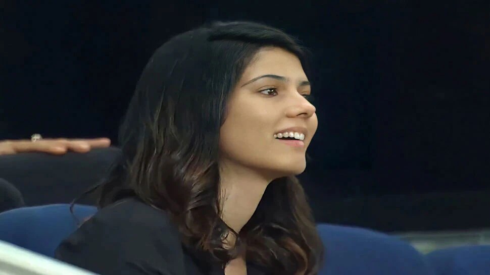 IPL Auction 2023 मध्ये या मिस्ट्री गर्लची एकच चर्चा Photo होतायत ...