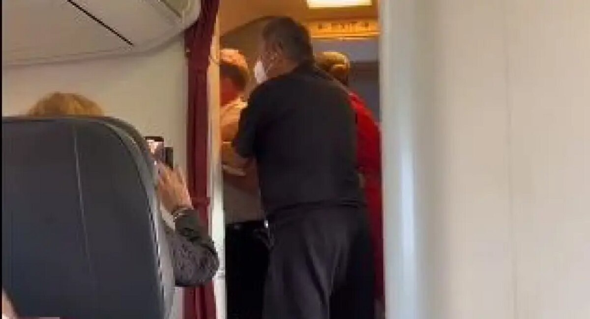 Trending Video passenger fights with a pilot on australian flight viral ...