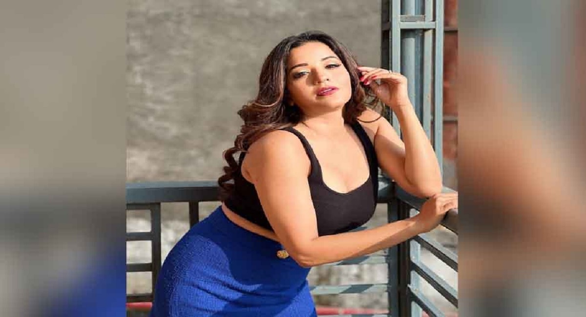 Bhojpuri actress Monalisa flaunts breast cleavage in bold photos amid pregnancy announcement ...
