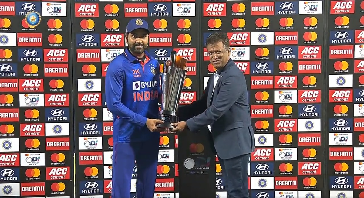 Rohit Sharma handed over the trophy after the historic win and suddenly the Mohammed Siraj got ...