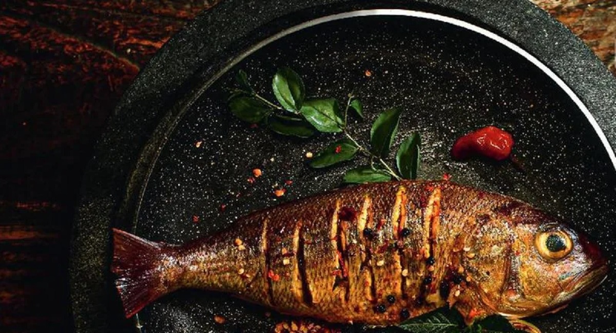 viral video of fish alive while frying in hot oil shocking video viral ...