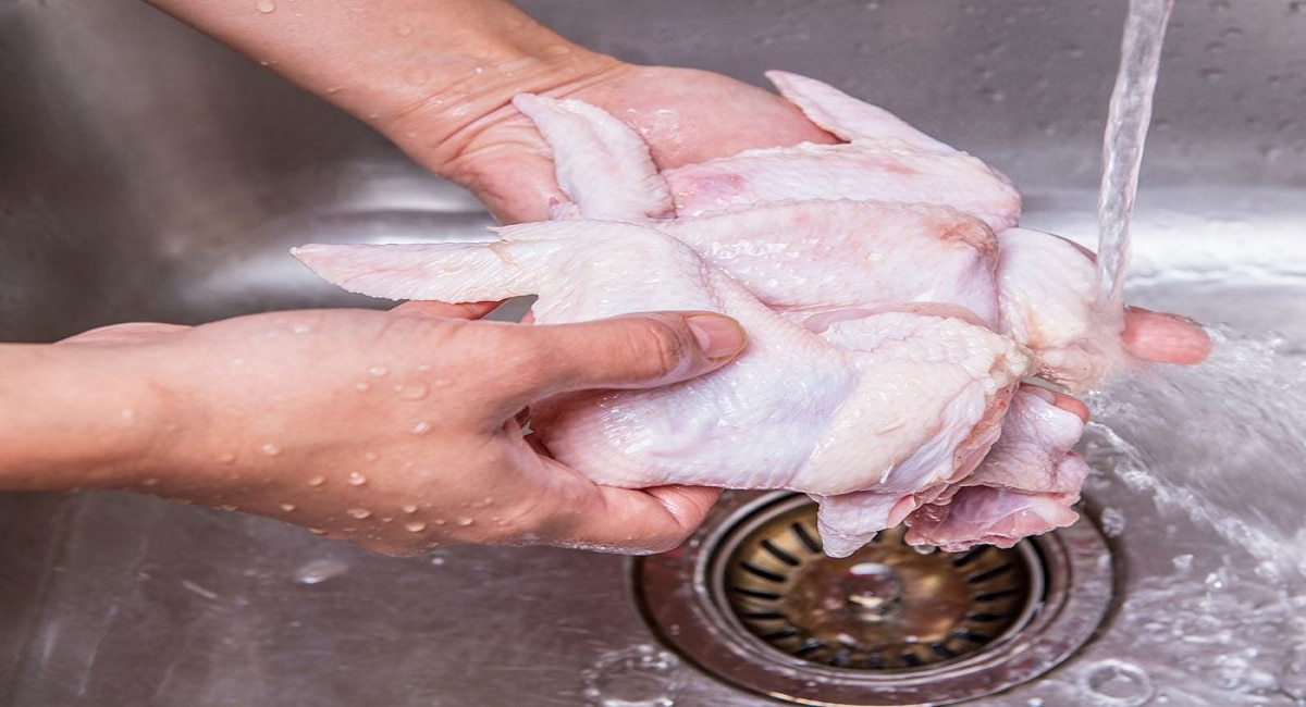 Trending news It is dangerous to wash the chicken under the tap after ...