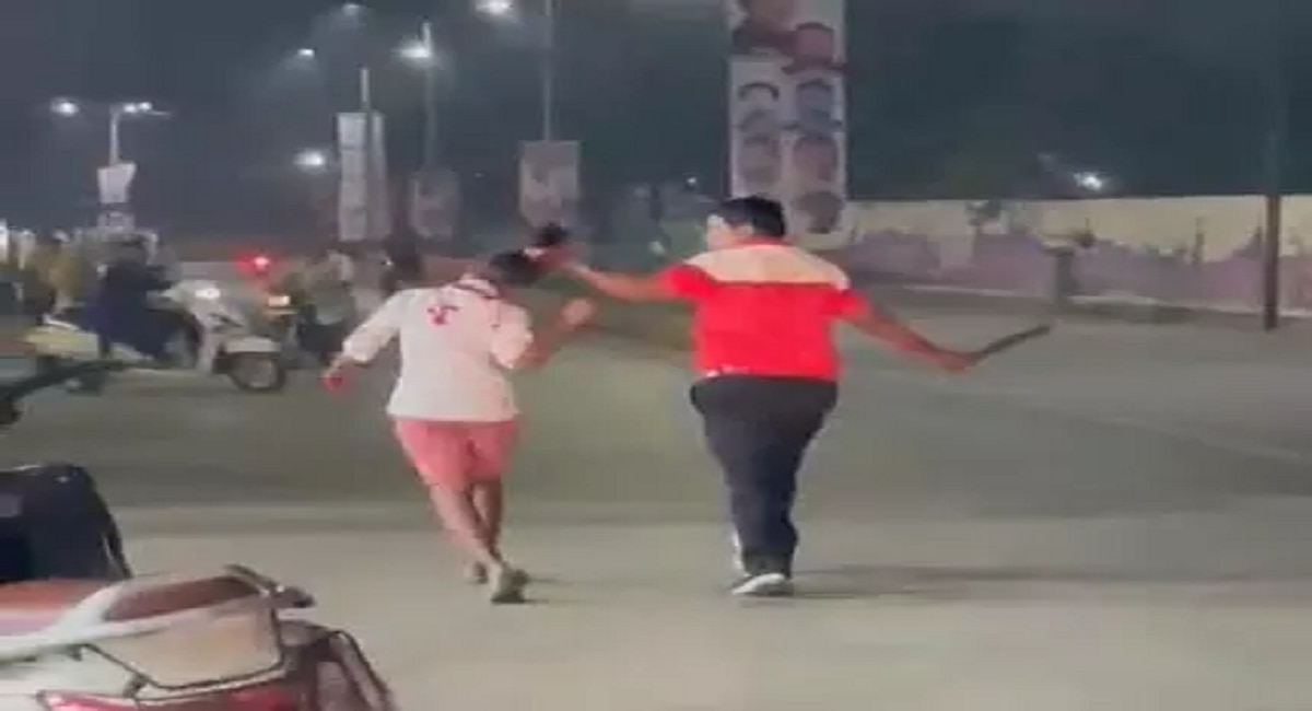 Trending Video Pulling the hair of a minor girl while showing fear of ...