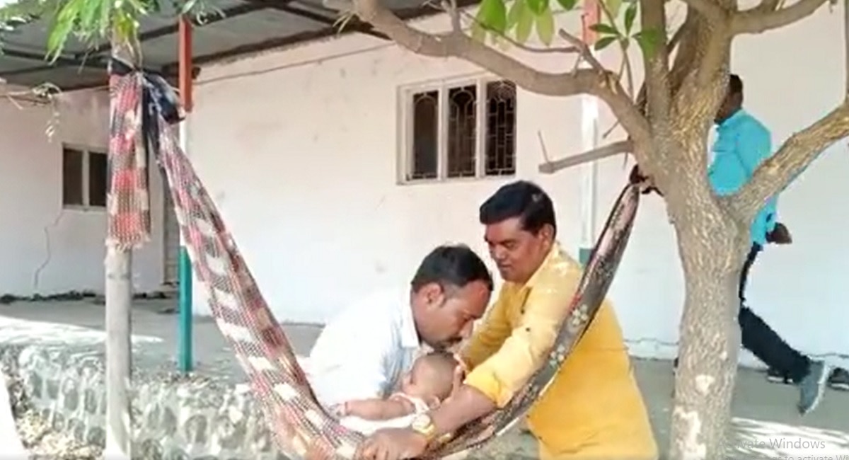 HSC Exam: शाळेबाहरेच झाडाला बांधली झोळी; लेकराला बाहेर ठेऊन आईने दिली बारावीची परीक्षा | Hingoli ...