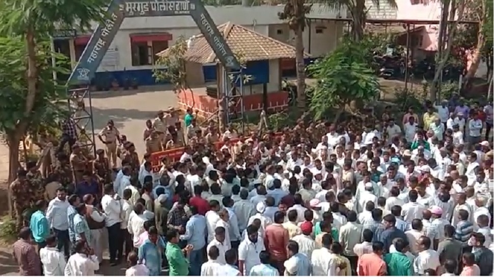 Rada in Kolhapur; Hasan Mushrif supporters protest in front of police ...