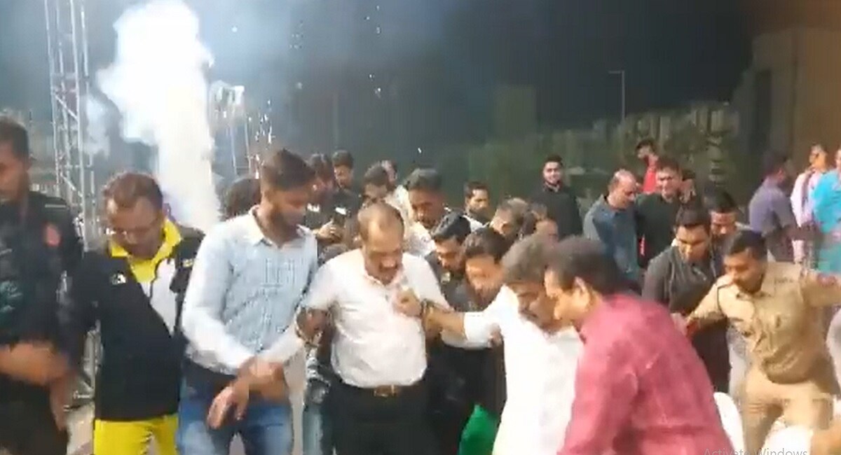 Jitendra Awad : स्टेज खचला...आमदार जितेंद्र आव्हाड पडता पडता वाचले ...