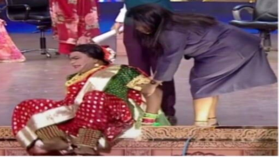 VIDEO: 'चंद्रा' गाण्यावर नाचताना कुशल बद्रिके स्टेजवरून कोसळला अन् ...