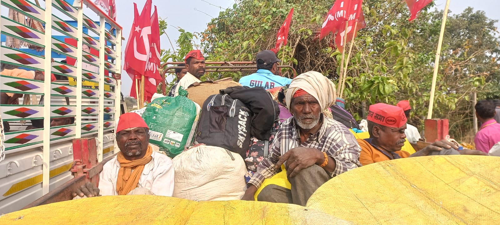 शेतकऱ्यांचे प्रश्न कोण सोडवणार? मुंबईच्या दिशेने निघालेल्या मोर्चातील ...