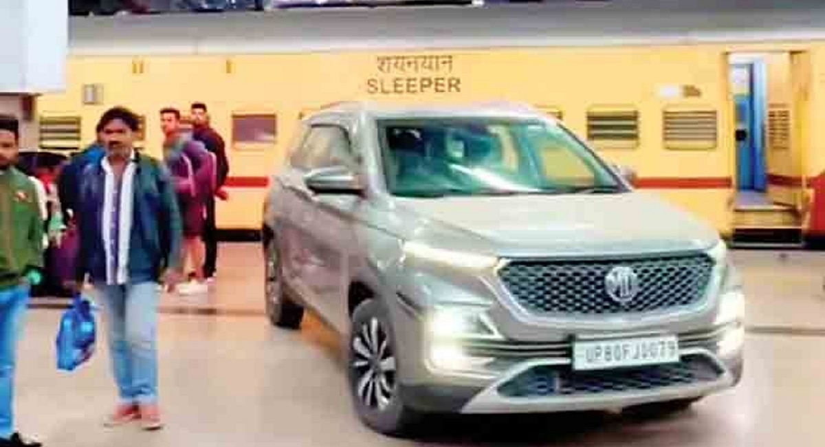 Viral News: ...अन् तरुणाने थेट रेल्वे स्थानकावर घातली SUV, Video व्हायरल | A boy takes MG Hector ...