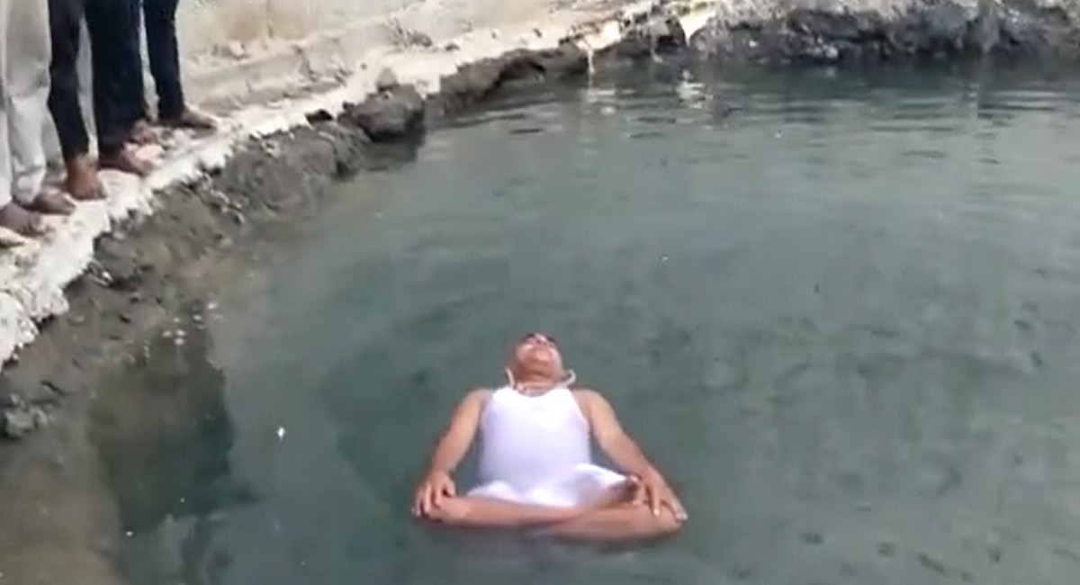 Viral Video: गरम तव्यावर बसून शिव्या घालणाऱ्या बाबानंतर आता पाण्यावर ...