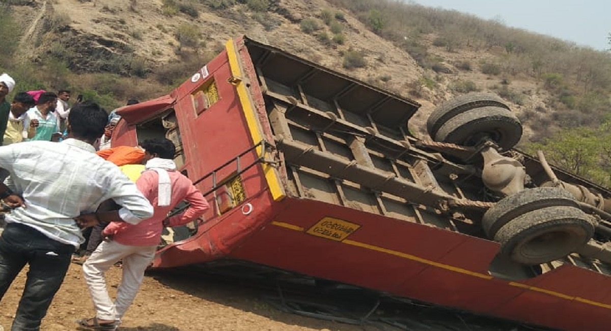 ST bus overturns accident in Beed, many passengers injured