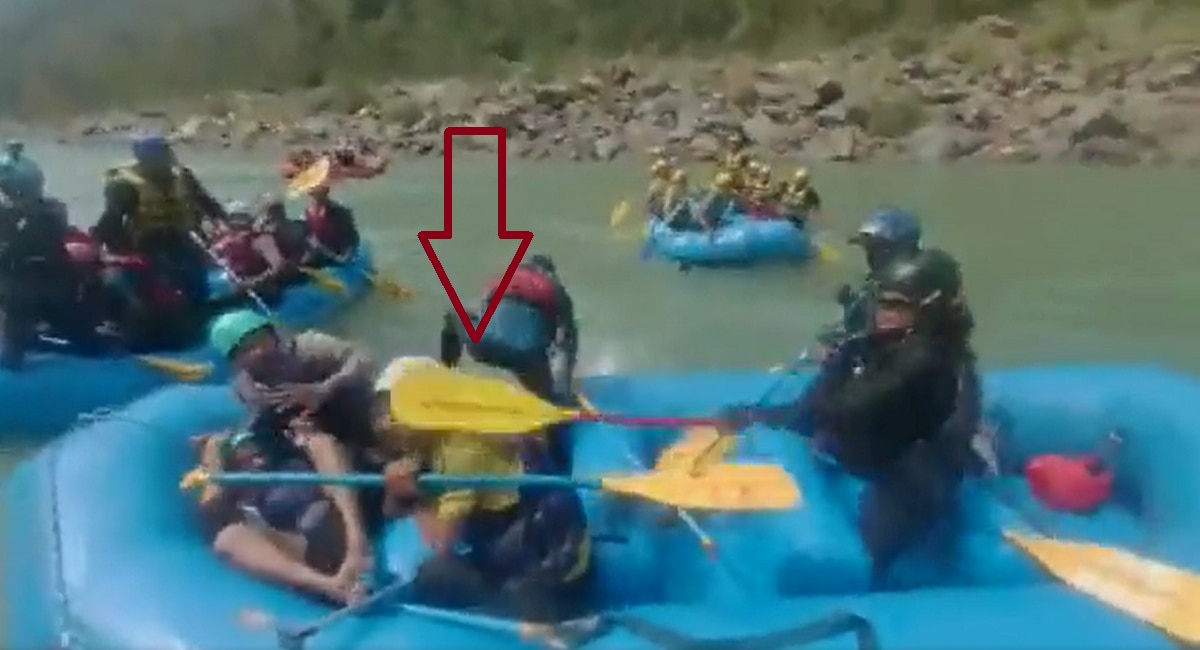 Video : दे धपाधप! राफ्टिंगदरम्यान हिंसक मारामारी, तरुणाची गंगेत उडी अन् ...