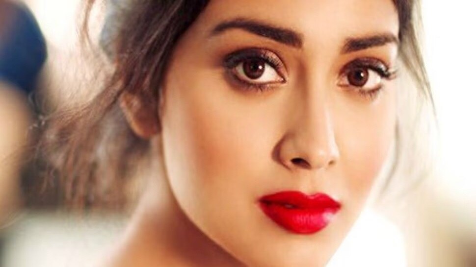 Lipstick लावताना 'या' सोप्प्या पद्धतीनं करा फटक्यात जुगाड, ऑफिसमधल्या ...