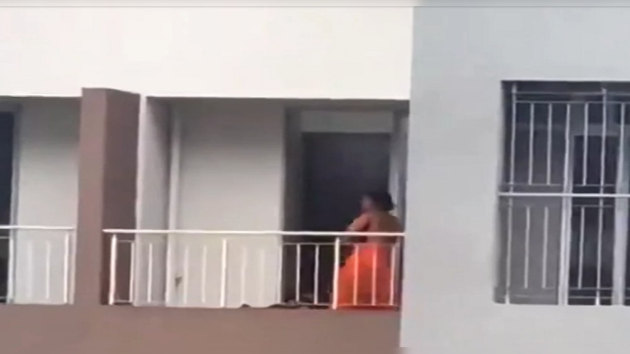 घरात ती एकटी असताना, तिचं ते कृत्य कॅमेऱ्यात कैद, Video सोशल मीडियावर ...