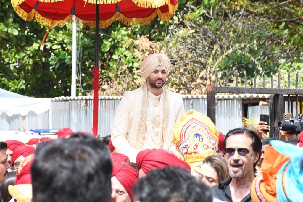 सनी देओलच्या मुलाच्या लग्नातील फोटो आले समोर! फारच सुंदर दिसतायेत Karan ...
