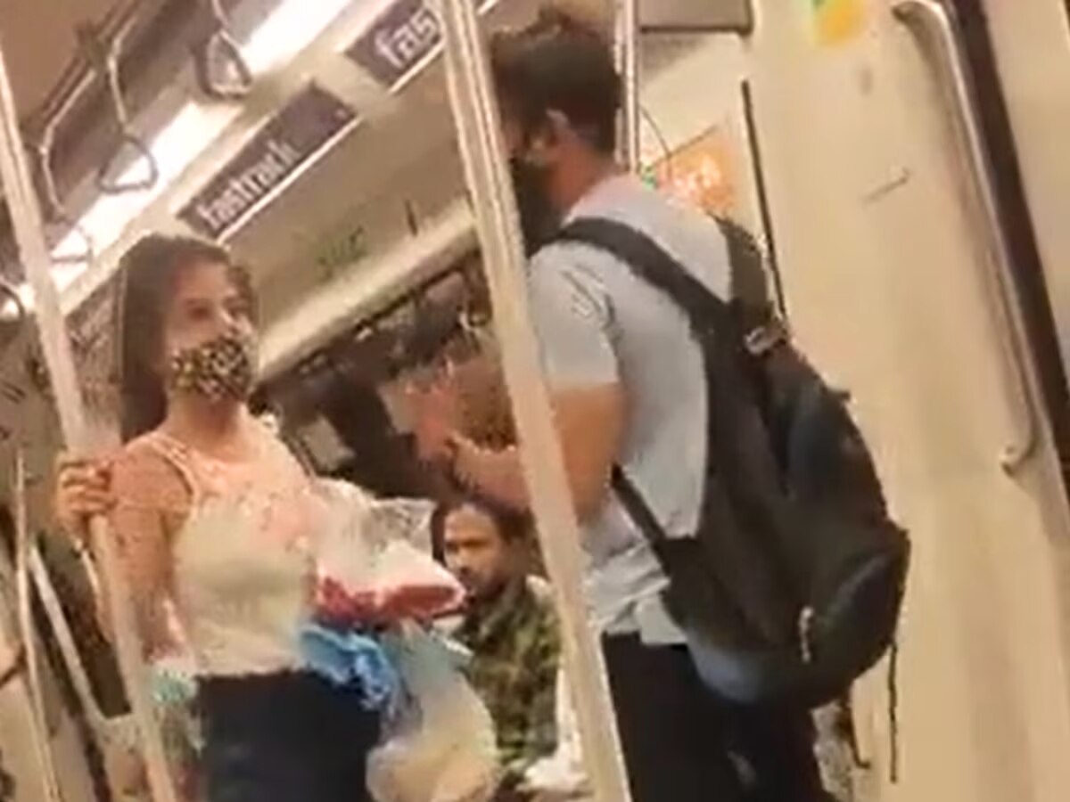 Delhi Metro Viral Video: दिल्ली मेट्रोमध्ये हायवोल्टेज ड्रामा, गर्लफ्रेंडने धु धु धुतलं अन् ...