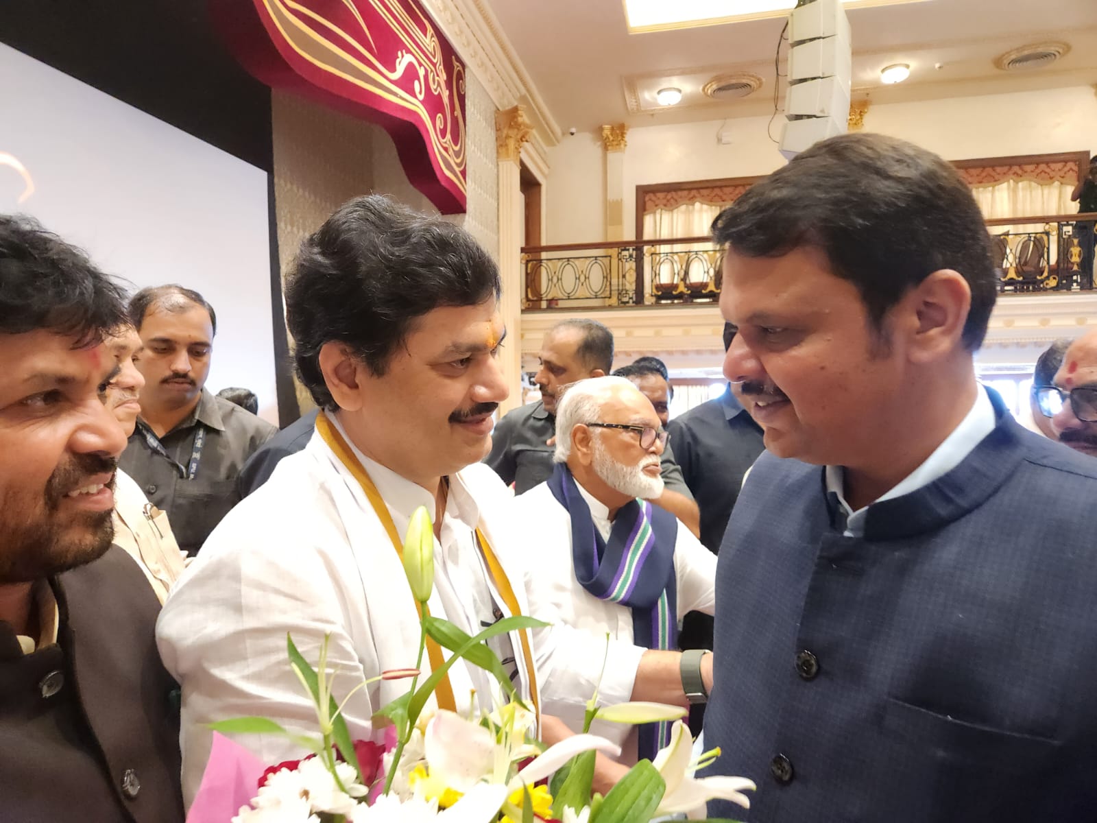 औक्षण, पेढा अन् गळाभेट... धनंजय मुंडे पंकजांबरोबरचे फोटो शेअर करत ...