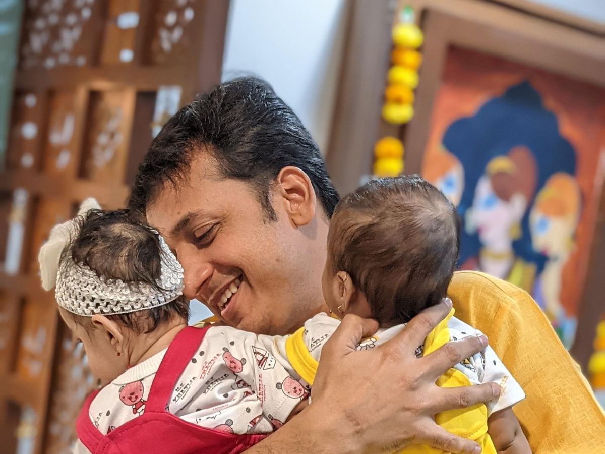 किती गोड... Sankarshan Karhade च्या लेकिला त्याची आठवण येताच चिमुकली ...