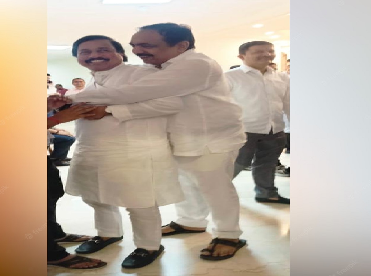 Maharashtra NCP MLA Jayant Patil and Sunil Tatkare's Viral photo in ...