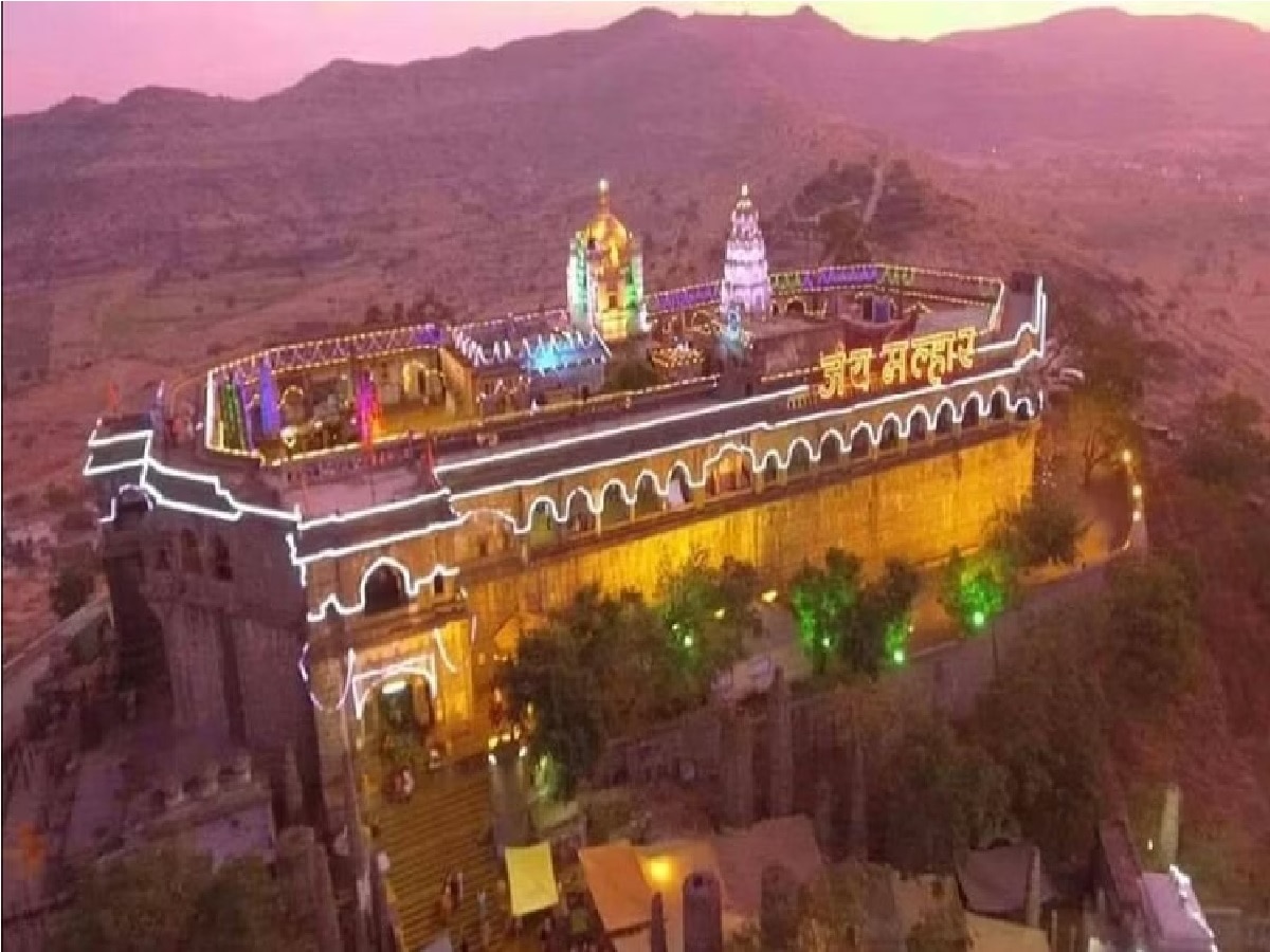 जेजुरीला कसं जायचं? गडावर खंडेरायच्या मंदिरासह अनेक स्पॉट आहेत खूपच ...