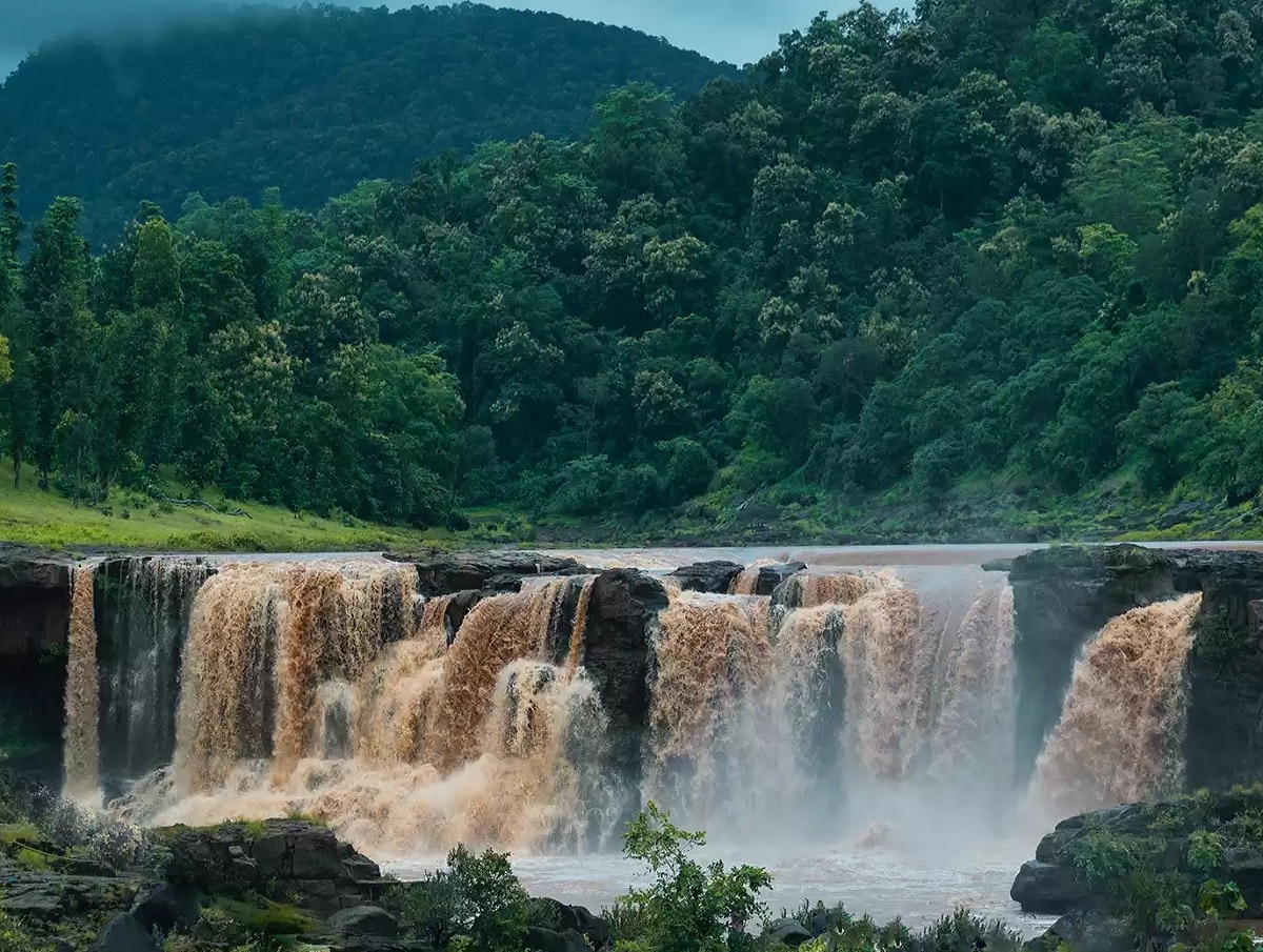 12 ठिकाणचे पाणी एकत्र होऊन कोसळणारा महाराष्ट्रातील बारामुखी धबधबा ...