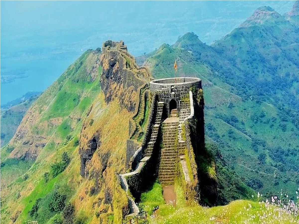 Long Weekend जीवावर बेतला; ठाण्यातील तरुणाचा राजगड किल्ल्यावर मृत्यू ...