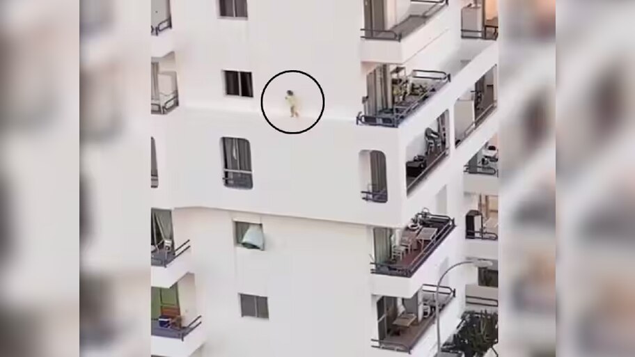 VIDEO : मुलांकडे लक्ष द्या! उंच इमारतीच्या धोकादायक काठावर चिमुकला धावत ...