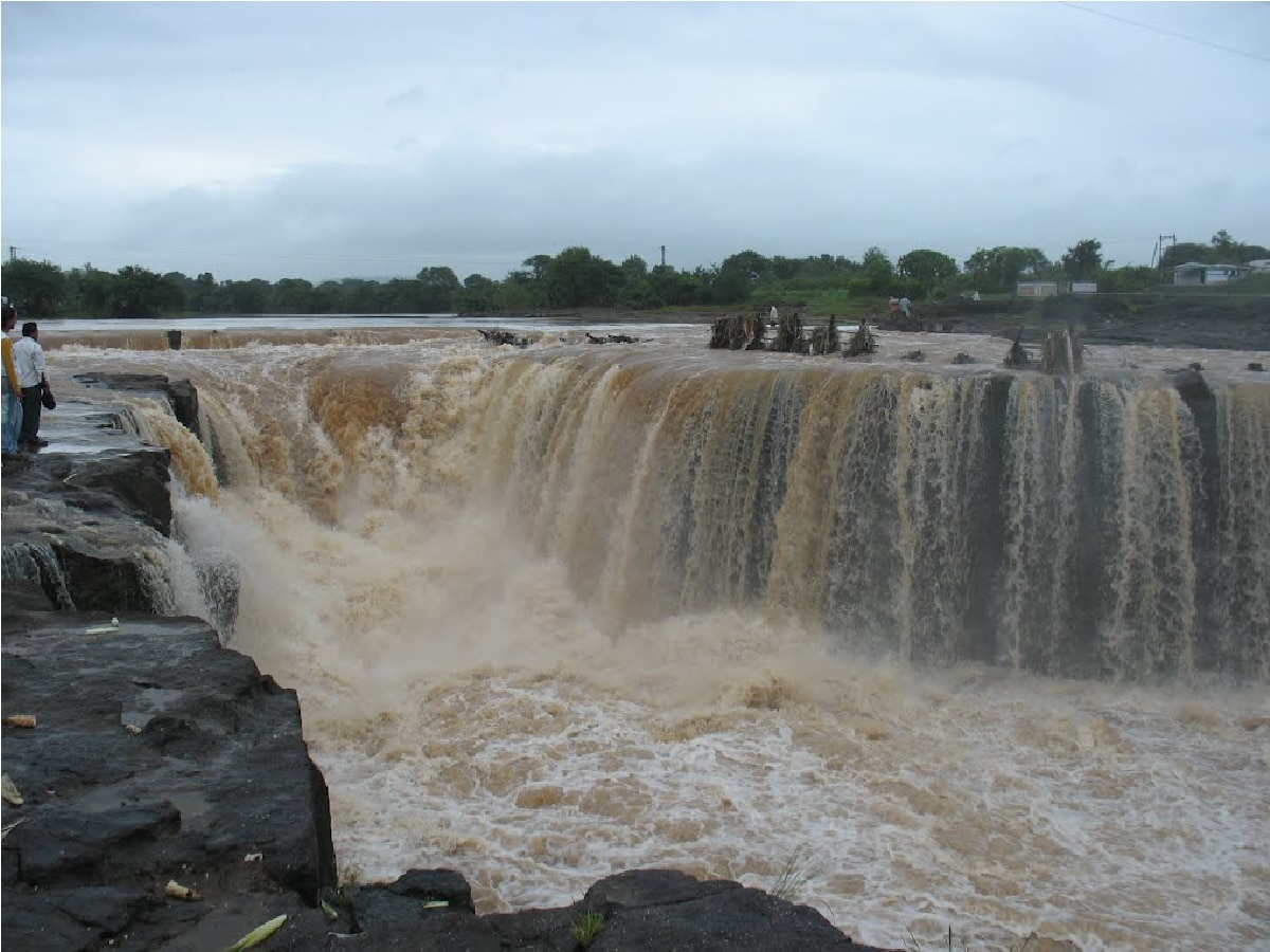 नाशिकच्या गंगापूर धरणातून पाण्याचा विसर्ग वाढवला; सोमेश्वर धबधबा खळखळला ...