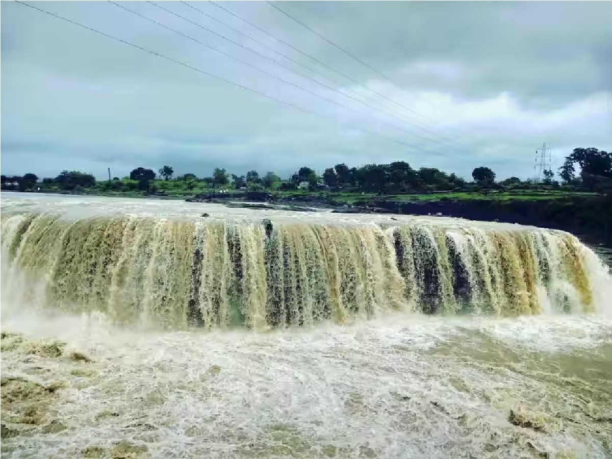नाशिकच्या गंगापूर धरणातून पाण्याचा विसर्ग वाढवला; सोमेश्वर धबधबा खळखळला ...