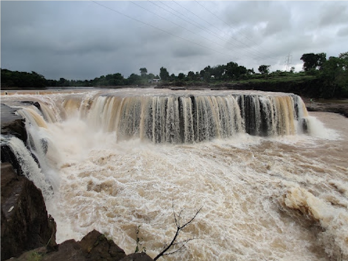 नाशिकच्या गंगापूर धरणातून पाण्याचा विसर्ग वाढवला; सोमेश्वर धबधबा खळखळला ...