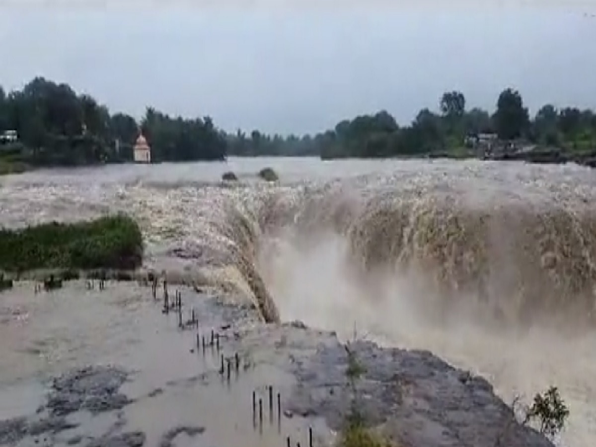 नाशिकच्या गंगापूर धरणातून पाण्याचा विसर्ग वाढवला; सोमेश्वर धबधबा खळखळला ...