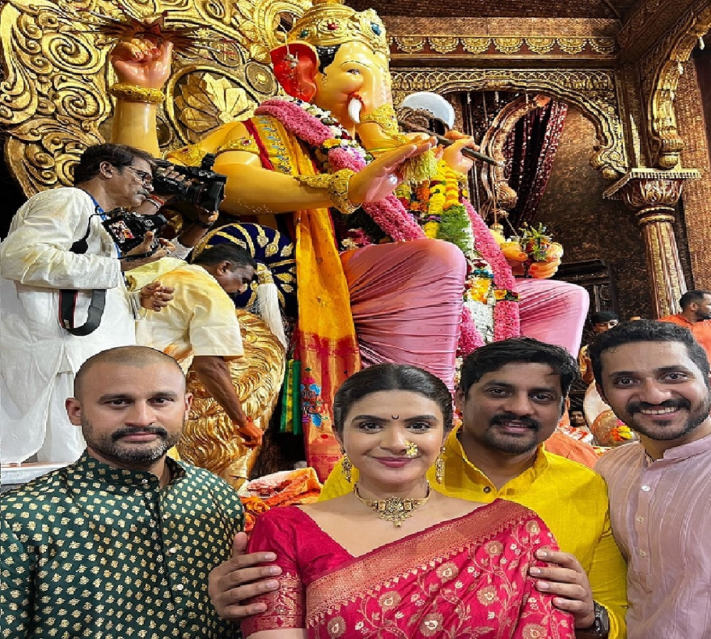 Marathi actor Sangram Salvi arrived for the darshan of Lalbaug cha raja